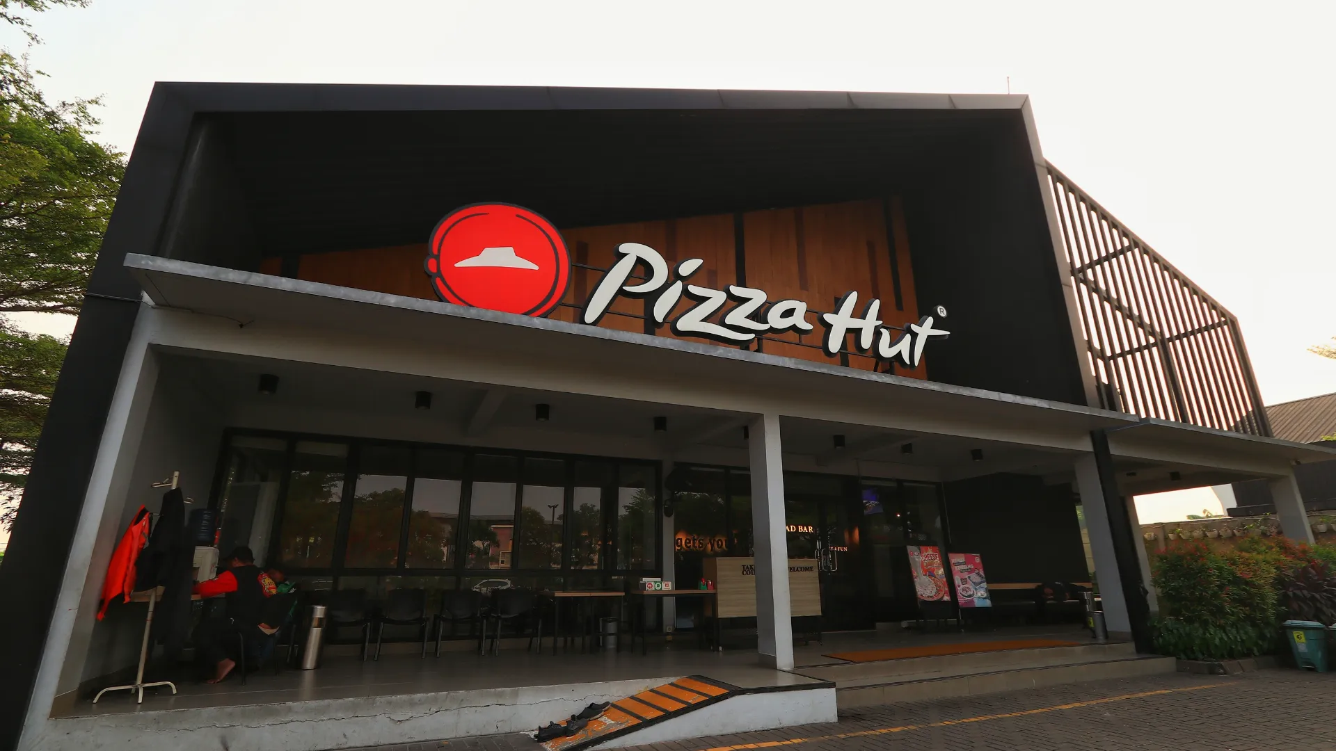 Pizza Hut Franchise Struggle: Bankruptcy, Store Closures and Employee ...